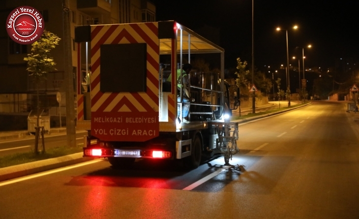 MELİKGAZİ, DAHA GÜVENLİ ULAŞIM İÇİN YOL ÇİZGİ ÇALIŞMASI YAPIYOR ... MELİKGAZİ, DAHA GÜVENLİ ULAŞIM İÇİN YOL ÇİZGİ ÇALIŞMASI YAPIYOR ...